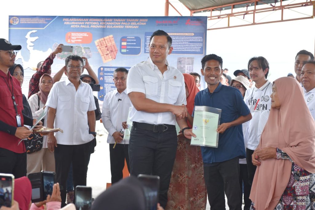 Serahkan Sertifikat Tanah Korban Bencana Di Petobo, AHY : Sertifikat Tanah Beri Nilai Tambah ...