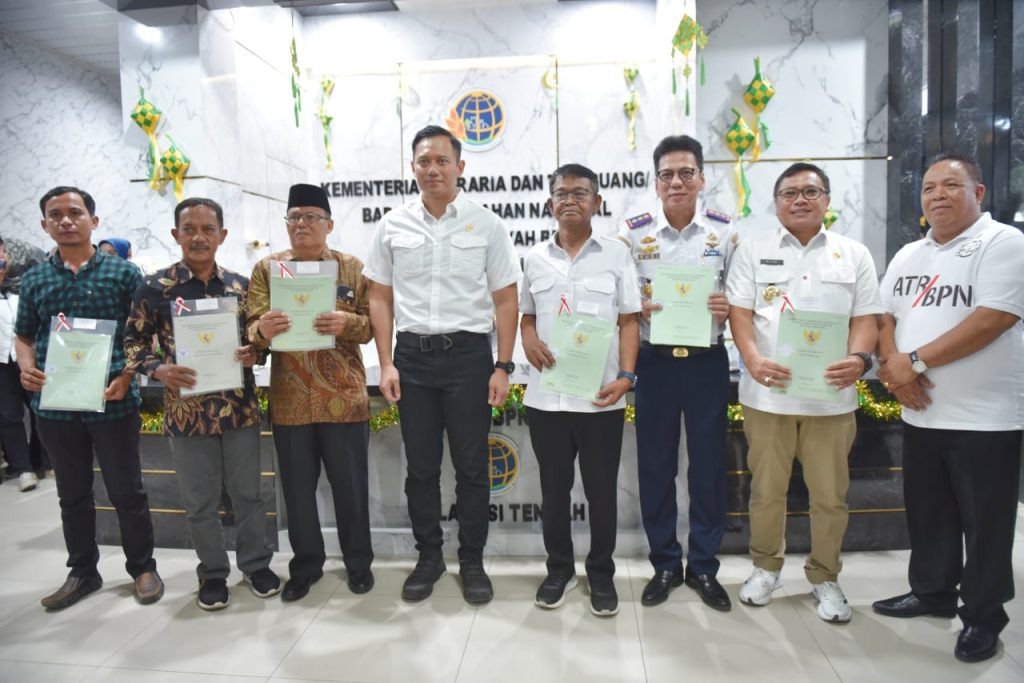 Serahkan Sertifikat Tanah Korban Bencana Di Petobo, AHY : Sertifikat Tanah Beri Nilai Tambah ...