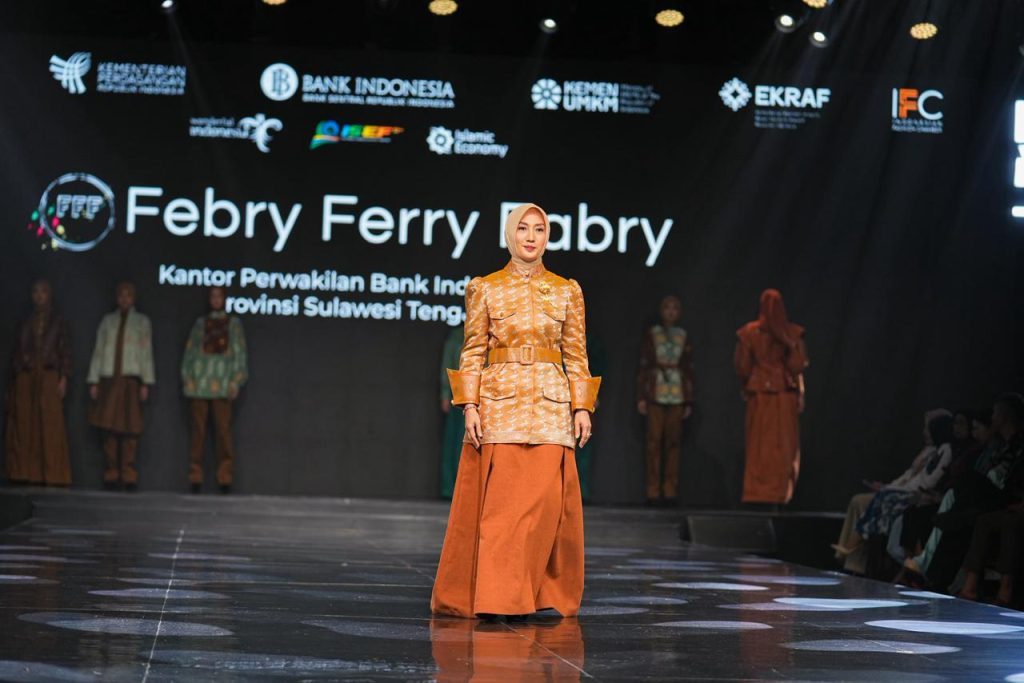 Sry Nirwanti Bahasoan Tampil Anggun Kenakan Batik Bomba Khas Sulteng di ...